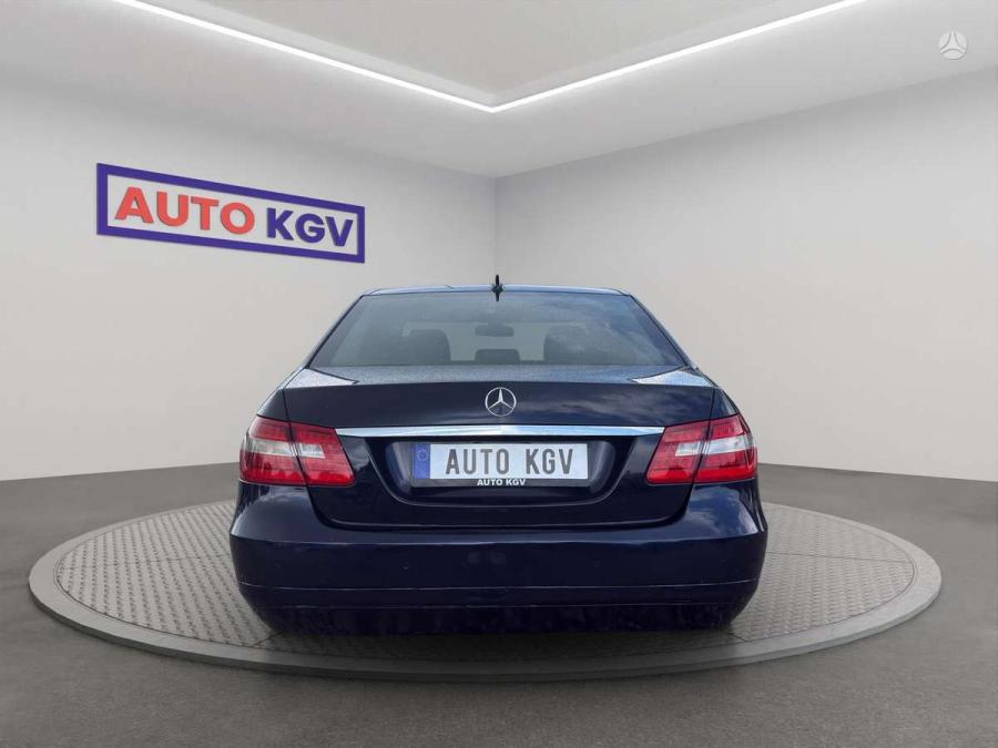 Синий Мерседес E 220 2009 в Каунас, объемом двигателя 2.10 л и пробегом 308 тыс. км за 5999 €, фото 5 на AUTOMOTO.COM.LV