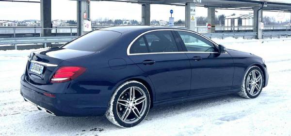 Blue Mercedes-Benz E 220 2017 in Vilnius, with an engine capacity of 1.95 L and mileage of 293 thousand km for 14300 €, photo 5 on AUTOMOTO.COM.LV