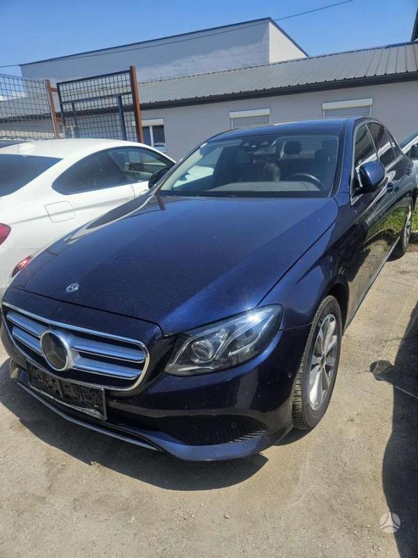 Синий Мерседес E 220 2017 в Аникщяй, объемом двигателя 2.14 л и пробегом 273 тыс. км за 10700 €, фото 2 на AUTOMOTO.COM.LV