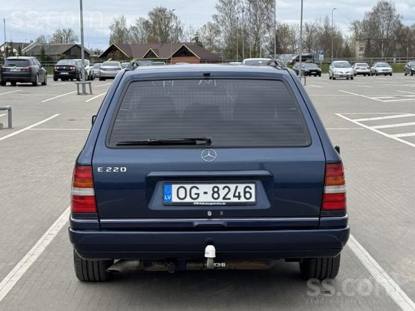 Zils Mercedes-Benz E 220 1996 Rēzekne, ar dzinēja tilpumu 2.20 L un nobraukumu 325 tūkst. km par 9500 €, foto 3 vietnē AUTOMOTO.COM.LV