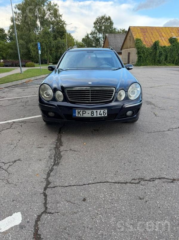 Blue Mercedes-Benz E 220 2003 in Tukums, with an engine capacity of 2.20 L and mileage of 497 thousand km for 2500 €, photo 2 on AUTOMOTO.COM.LV