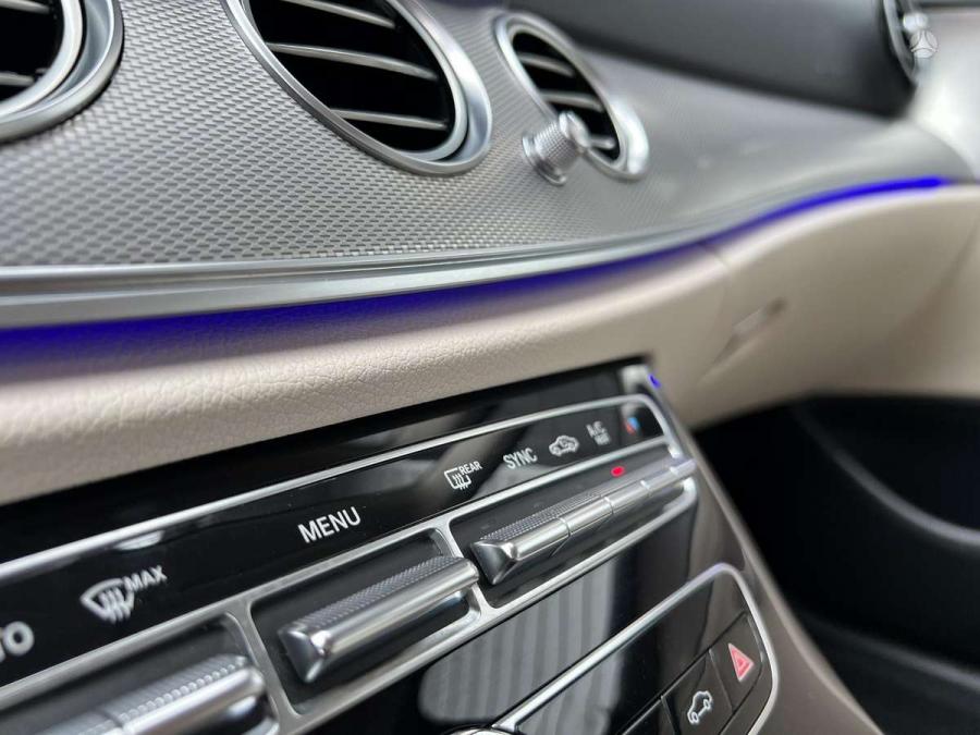 Синий Мерседес E 220 2016 в Клайпеда, объемом двигателя 1.95 л и пробегом 398 тыс. км за 10900 €, фото 23 на AUTOMOTO.COM.LV