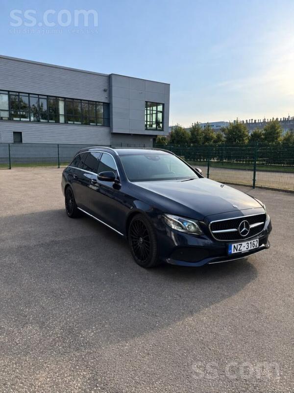 Blue Mercedes-Benz E 220 2017 in Riga, with an engine capacity of 2.00 L and mileage of 259 thousand km for 16499 €, photo 1 on AUTOMOTO.COM.LV