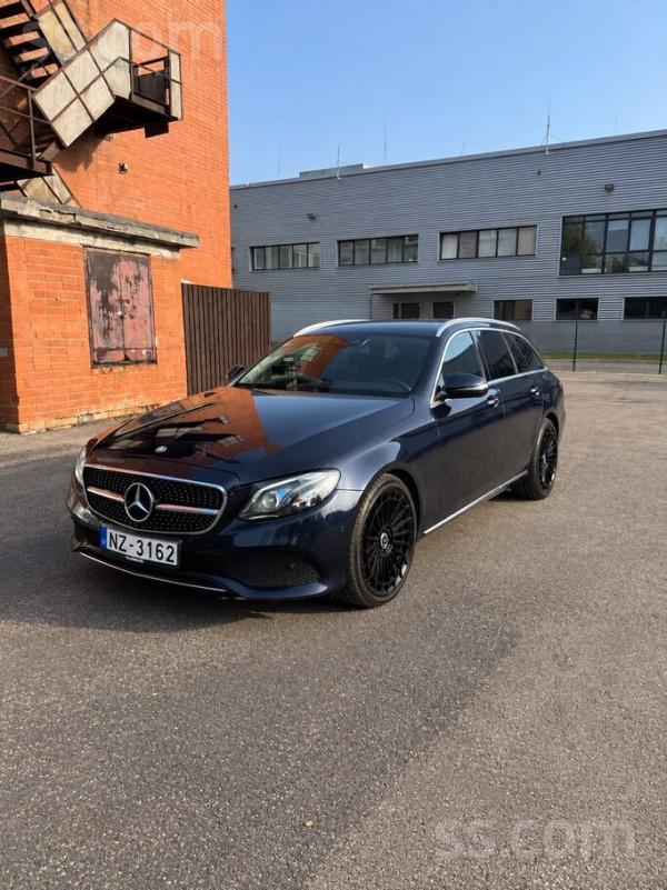 Blue Mercedes-Benz E 220 2017 in Riga, with an engine capacity of 2.00 L and mileage of 259 thousand km for 16499 €, photo 3 on AUTOMOTO.COM.LV