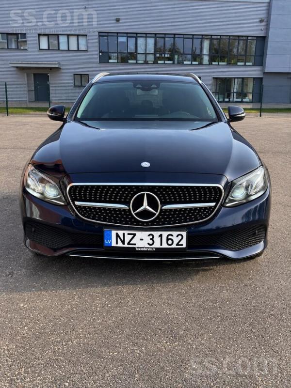 Blue Mercedes-Benz E 220 2017 in Riga, with an engine capacity of 2.00 L and mileage of 259 thousand km for 16499 €, photo 4 on AUTOMOTO.COM.LV