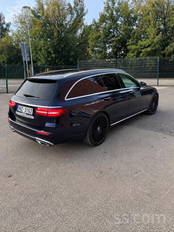 Blue Mercedes-Benz E 220 2017 in Riga, with an engine capacity of 2.00 L and mileage of 259 thousand km for 16499 €, photo 5 on AUTOMOTO.COM.LV