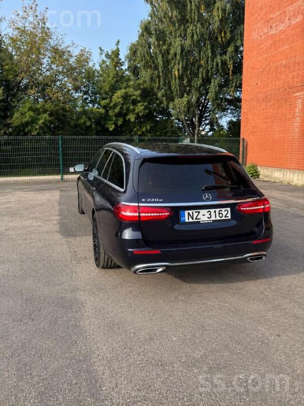 Blue Mercedes-Benz E 220 2017 in Riga, with an engine capacity of 2.00 L and mileage of 259 thousand km for 16499 €, photo 6 on AUTOMOTO.COM.LV