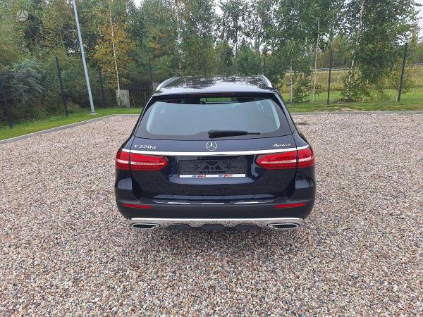 Blue Mercedes-Benz E 220 2021 in Kaunas, with an engine capacity of 1.95 L and mileage of 326 thousand km for 19300 €, photo 7 on AUTOMOTO.COM.LV