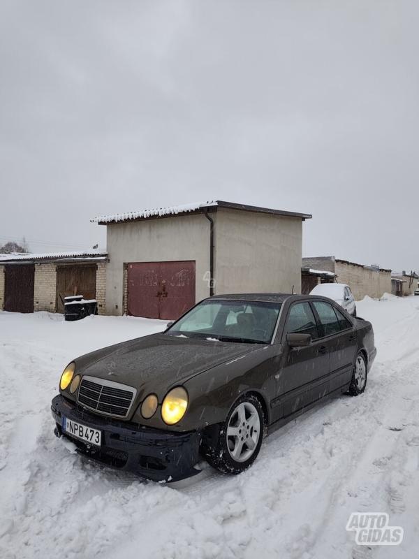 Brūns Mercedes-Benz E 220 1996 Molėtai, ar dzinēja tilpumu 2.20 L un nobraukumu 305 tūkst. km par 1350 €, foto 1 vietnē AUTOMOTO.COM.LV