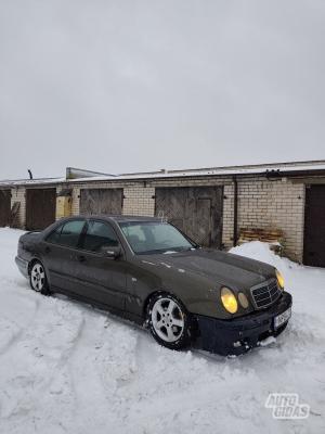 Brūns Mercedes-Benz E 220 1996 Molėtai, ar dzinēja tilpumu 2.20 L un nobraukumu 305 tūkst. km par 1350 €, foto 3 vietnē AUTOMOTO.COM.LV