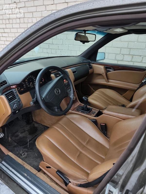 Brūns Mercedes-Benz E 220 1996 Molėtai, ar dzinēja tilpumu 2.20 L un nobraukumu 305 tūkst. km par 1350 €, foto 9 vietnē AUTOMOTO.COM.LV