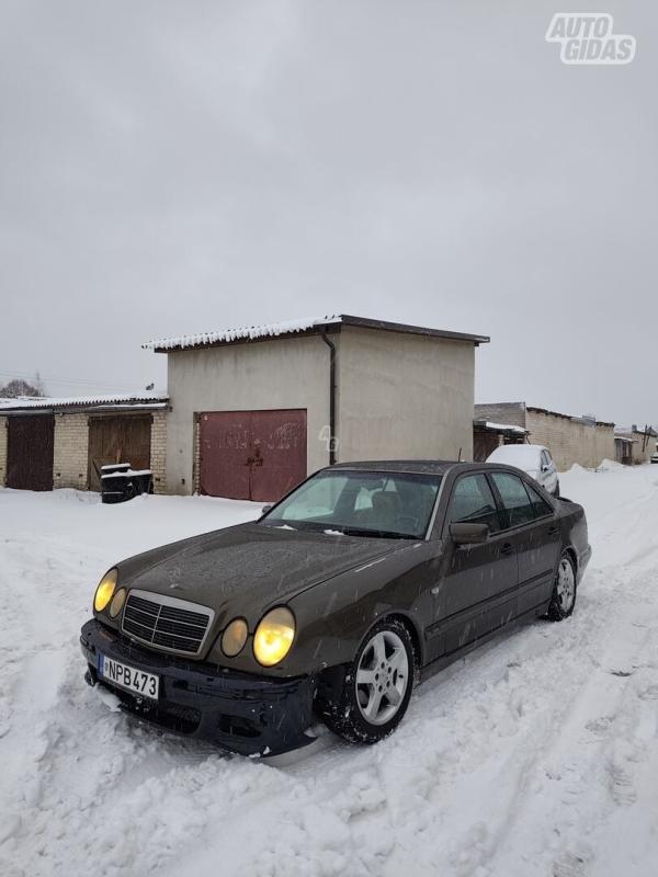 Brūns Mercedes-Benz E 220 1996 Molėtai, ar dzinēja tilpumu 2.20 L un nobraukumu 305 tūkst. km par 999 €, foto 1 vietnē AUTOMOTO.COM.LV