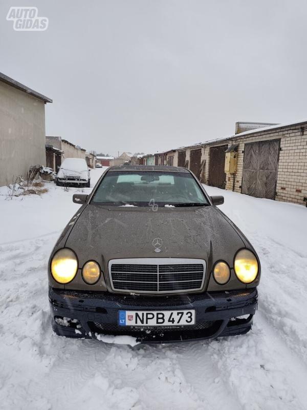 Brūns Mercedes-Benz E 220 1996 Molėtai, ar dzinēja tilpumu 2.20 L un nobraukumu 305 tūkst. km par 999 €, foto 2 vietnē AUTOMOTO.COM.LV