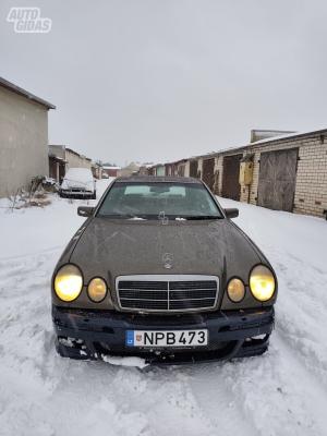Brown Mercedes-Benz E 220 1996 in Moletai, with an engine capacity of 2.20 L and mileage of 305 thousand km for 999 €, photo 2 on AUTOMOTO.COM.LV