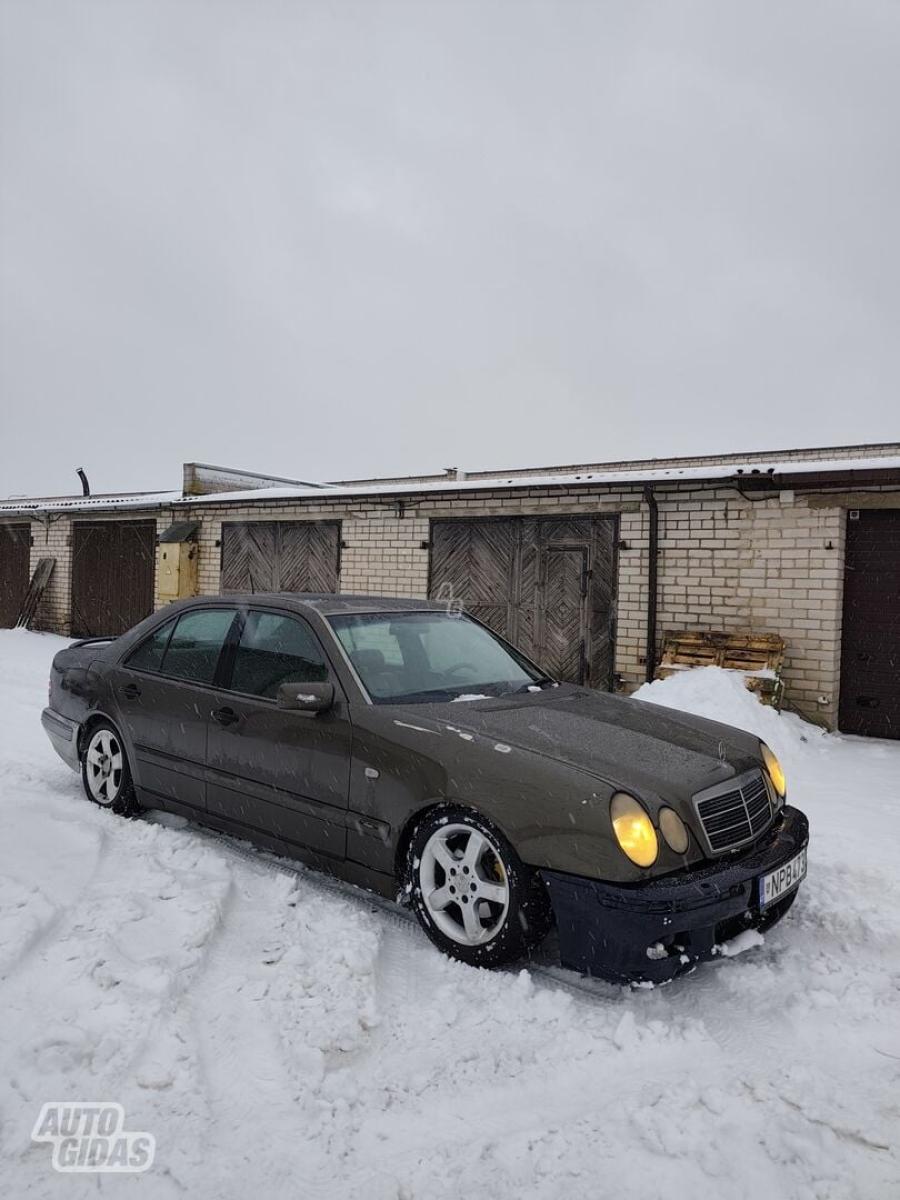 Brown Mercedes-Benz E 220 1996 in Moletai, with an engine capacity of 2.20 L and mileage of 305 thousand km for 999 €, photo 3 on AUTOMOTO.COM.LV