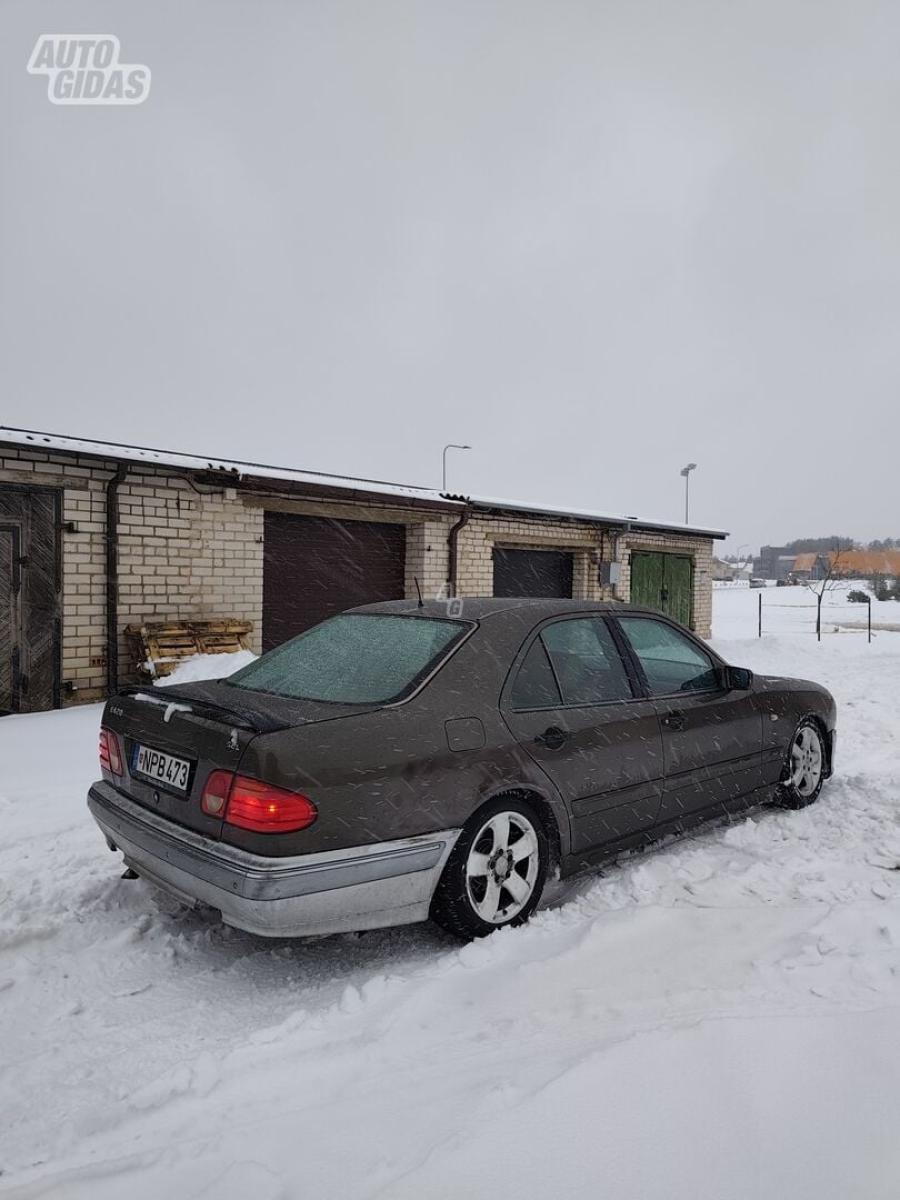 Brown Mercedes-Benz E 220 1996 in Moletai, with an engine capacity of 2.20 L and mileage of 305 thousand km for 999 €, photo 4 on AUTOMOTO.COM.LV