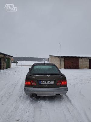 Brown Mercedes-Benz E 220 1996 in Moletai, with an engine capacity of 2.20 L and mileage of 305 thousand km for 999 €, photo 5 on AUTOMOTO.COM.LV