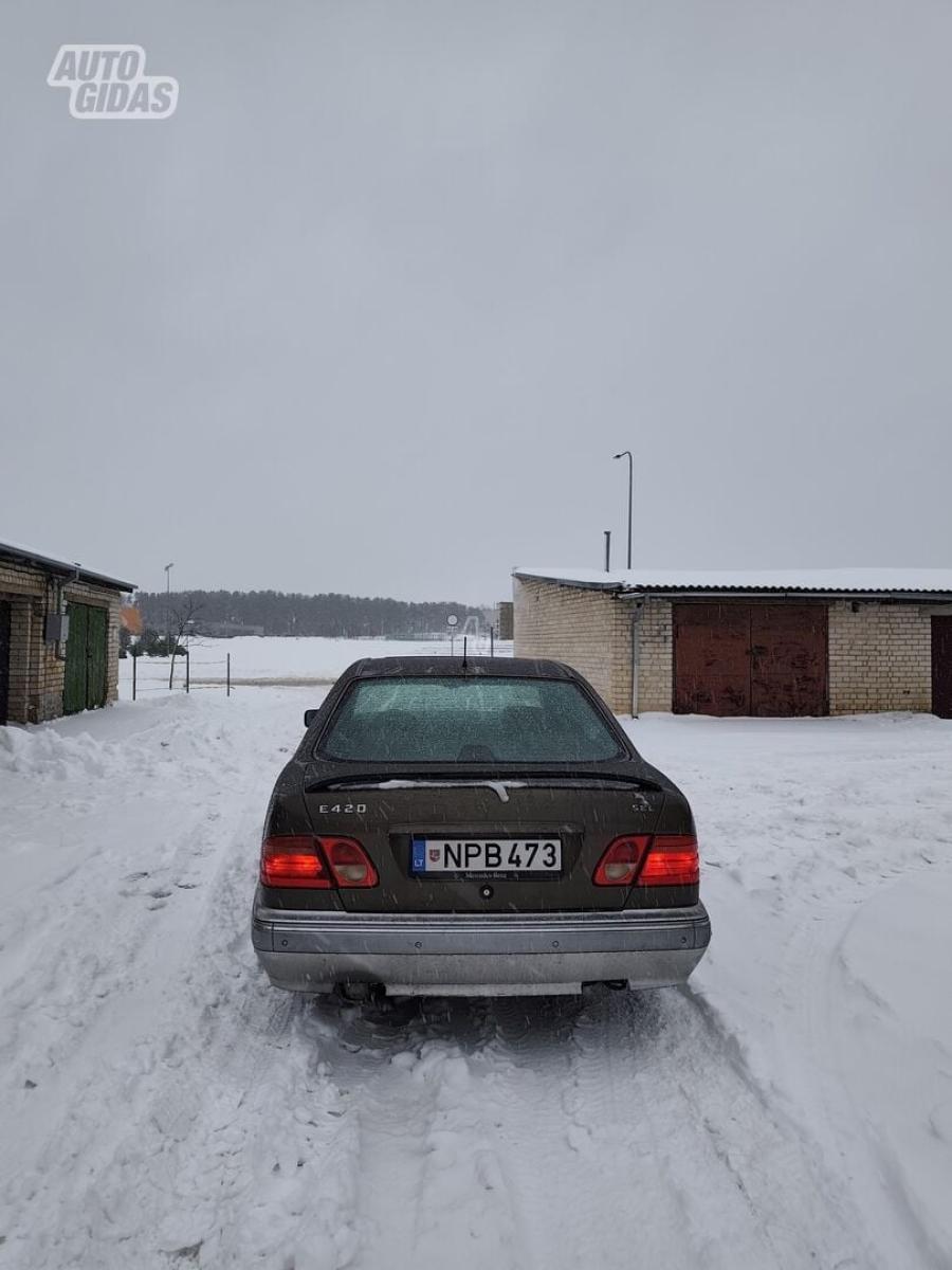 Brown Mercedes-Benz E 220 1996 in Moletai, with an engine capacity of 2.20 L and mileage of 305 thousand km for 999 €, photo 5 on AUTOMOTO.COM.LV