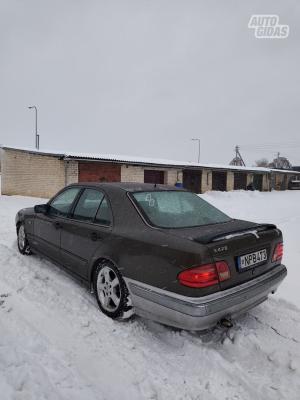 Brown Mercedes-Benz E 220 1996 in Moletai, with an engine capacity of 2.20 L and mileage of 305 thousand km for 999 €, photo 6 on AUTOMOTO.COM.LV