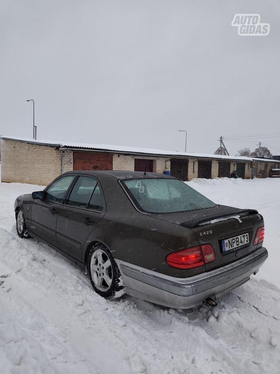 Brown Mercedes-Benz E 220 1996 in Moletai, with an engine capacity of 2.20 L and mileage of 305 thousand km for 999 €, photo 6 on AUTOMOTO.COM.LV