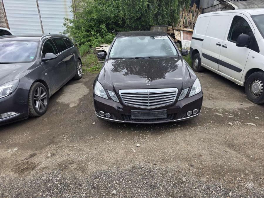 Brown Mercedes-Benz E 220 2010 in Vilnius, with an engine capacity of 2.20 L and mileage of 273 thousand km for 3500 €, photo 1 on AUTOMOTO.COM.LV