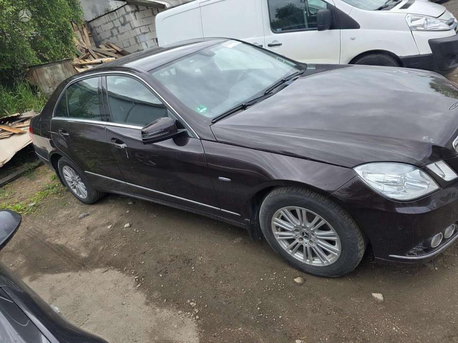 Brown Mercedes-Benz E 220 2010 in Vilnius, with an engine capacity of 2.20 L and mileage of 273 thousand km for 3500 €, photo 3 on AUTOMOTO.COM.LV