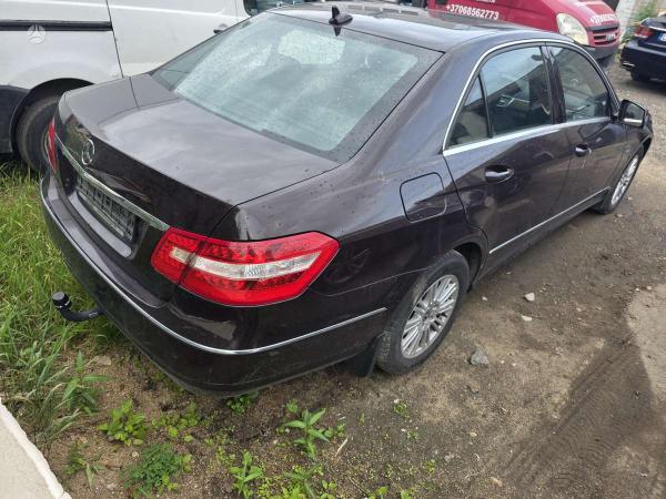 Brown Mercedes-Benz E 220 2010 in Vilnius, with an engine capacity of 2.20 L and mileage of 273 thousand km for 3500 €, photo 3 on AUTOMOTO.COM.LV
