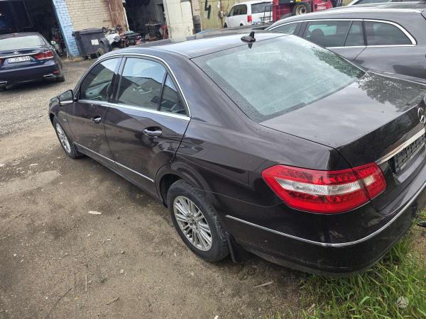 Brown Mercedes-Benz E 220 2010 in Vilnius, with an engine capacity of 2.20 L and mileage of 273 thousand km for 3500 €, photo 4 on AUTOMOTO.COM.LV