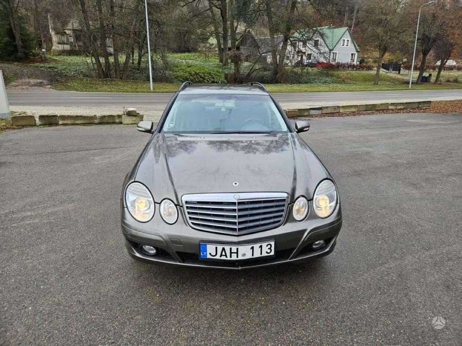 Brown Mercedes-Benz E 220 2006 in Prienai, with an engine capacity of 2.20 L and mileage of 346 thousand km for 1750 €, photo 1 on AUTOMOTO.COM.LV