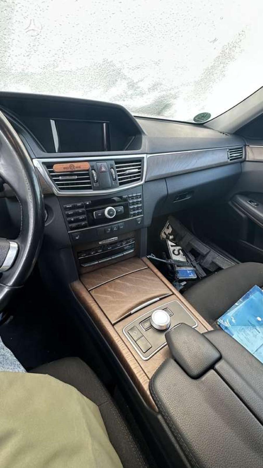 Brūns Mercedes-Benz E 220 2011 Viļņa, ar dzinēja tilpumu 2.14 L un nobraukumu 313 tūkst. km par 3000 €, foto 3 vietnē AUTOMOTO.COM.LV