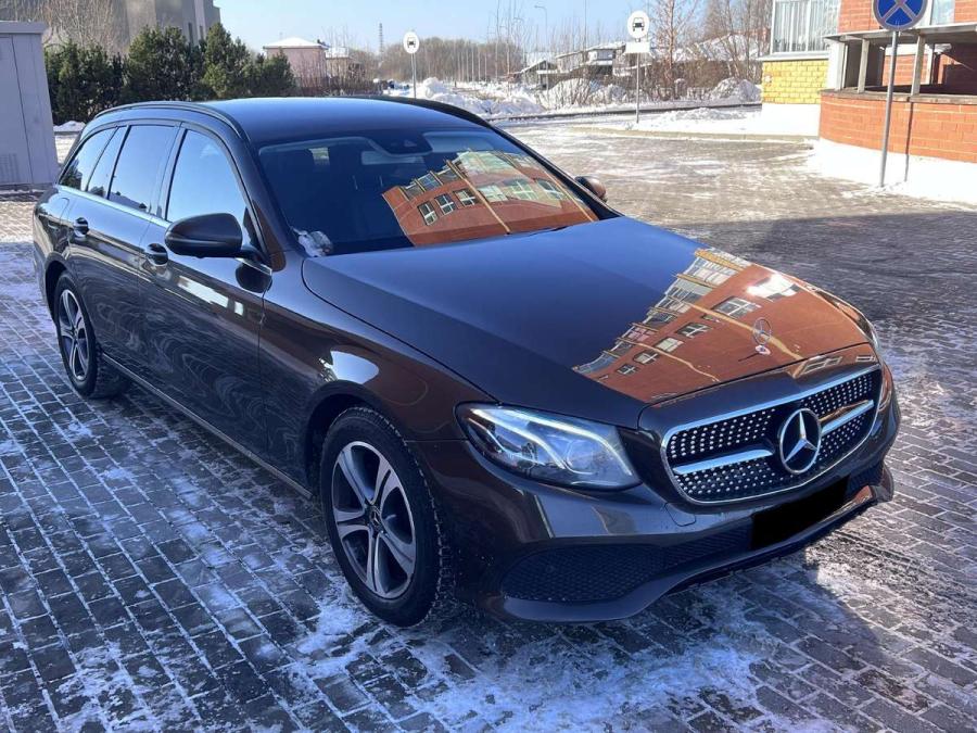 Brown Mercedes-Benz E 220 2017 in Klaipeda, with an engine capacity of 1.95 L and mileage of 356 thousand km for 8999 €, photo 4 on AUTOMOTO.COM.LV
