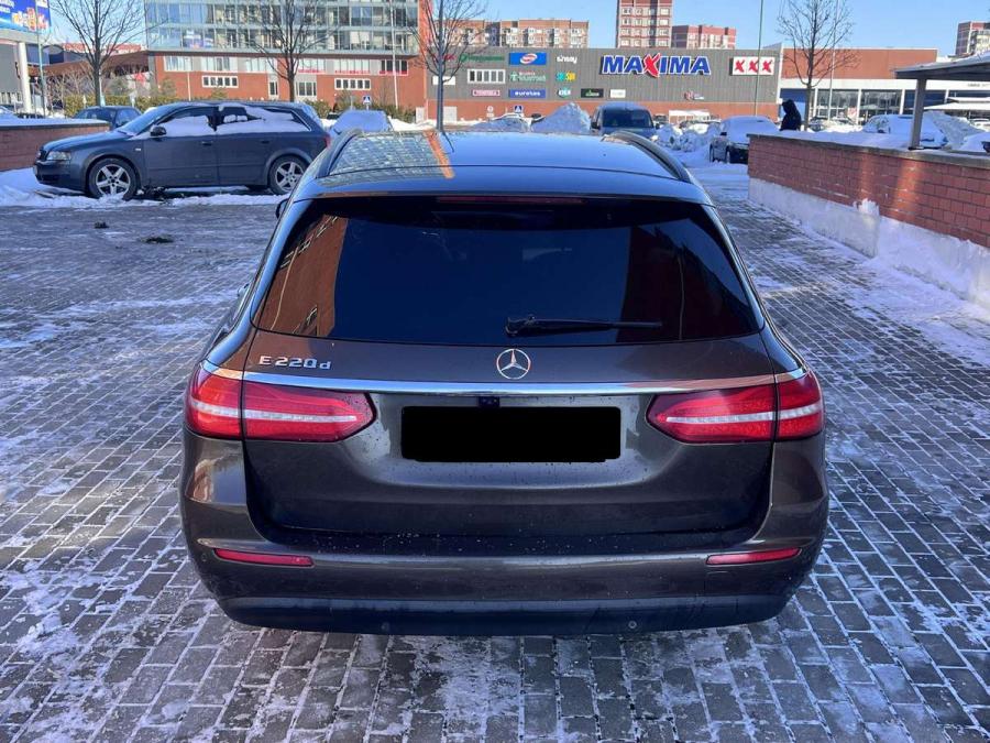 Brown Mercedes-Benz E 220 2017 in Klaipeda, with an engine capacity of 1.95 L and mileage of 356 thousand km for 8999 €, photo 10 on AUTOMOTO.COM.LV