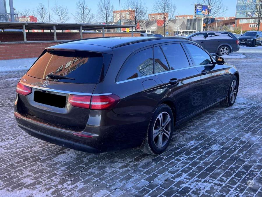 Brown Mercedes-Benz E 220 2017 in Klaipeda, with an engine capacity of 1.95 L and mileage of 356 thousand km for 8999 €, photo 11 on AUTOMOTO.COM.LV
