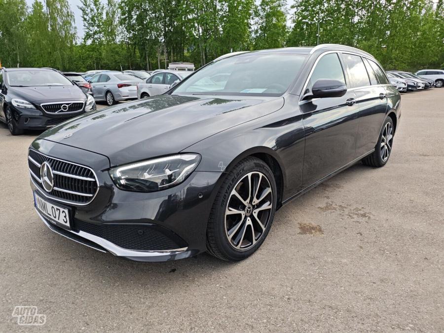 Brown Mercedes-Benz E 220 2022 in Kaunas, with an engine capacity of 2.00 L and mileage of 33 thousand km for 29999 €, photo 3 on AUTOMOTO.COM.LV