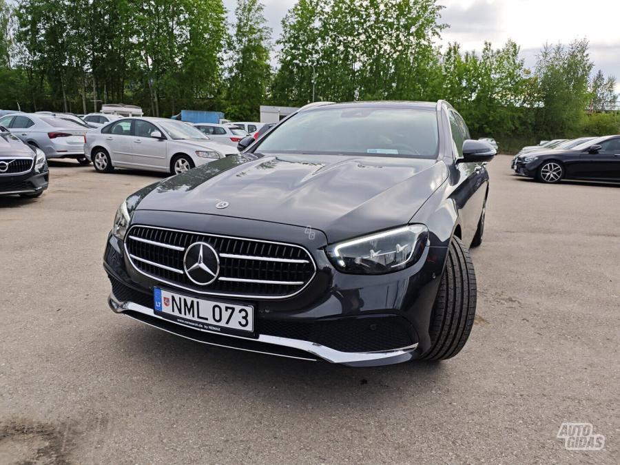 Brown Mercedes-Benz E 220 2022 in Kaunas, with an engine capacity of 2.00 L and mileage of 33 thousand km for 29999 €, photo 4 on AUTOMOTO.COM.LV