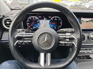 Brown Mercedes-Benz E 220 2022 in Kaunas, with an engine capacity of 2.00 L and mileage of 33 thousand km for 29999 €, photo 6 on AUTOMOTO.COM.LV