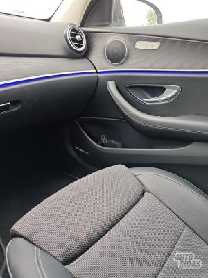 Brown Mercedes-Benz E 220 2022 in Kaunas, with an engine capacity of 2.00 L and mileage of 33 thousand km for 29999 €, photo 8 on AUTOMOTO.COM.LV