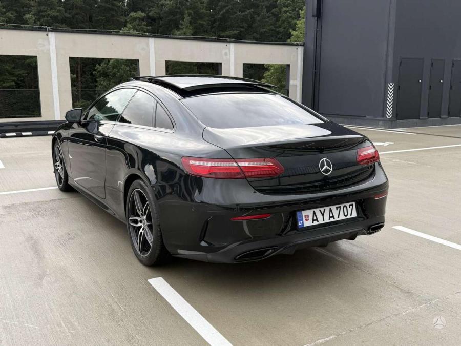 Green Mercedes-Benz E 220 2017 in Vilnius, with an engine capacity of 1.95 L and mileage of 214 thousand km for 28000 €, photo 5 on AUTOMOTO.COM.LV