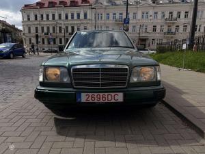 Green Mercedes-Benz E 220 1995 in Vilnius, with an engine capacity of 2.20 L and mileage of 289 thousand km for 4500 €, photo  on AUTOMOTO.COM.LV