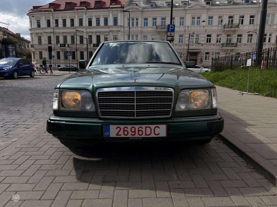 Zaļš Mercedes-Benz E 220 1995 Viļņa, ar dzinēja tilpumu 2.20 L un nobraukumu 289 tūkst. km par 4500 €, foto 1 vietnē AUTOMOTO.COM.LV