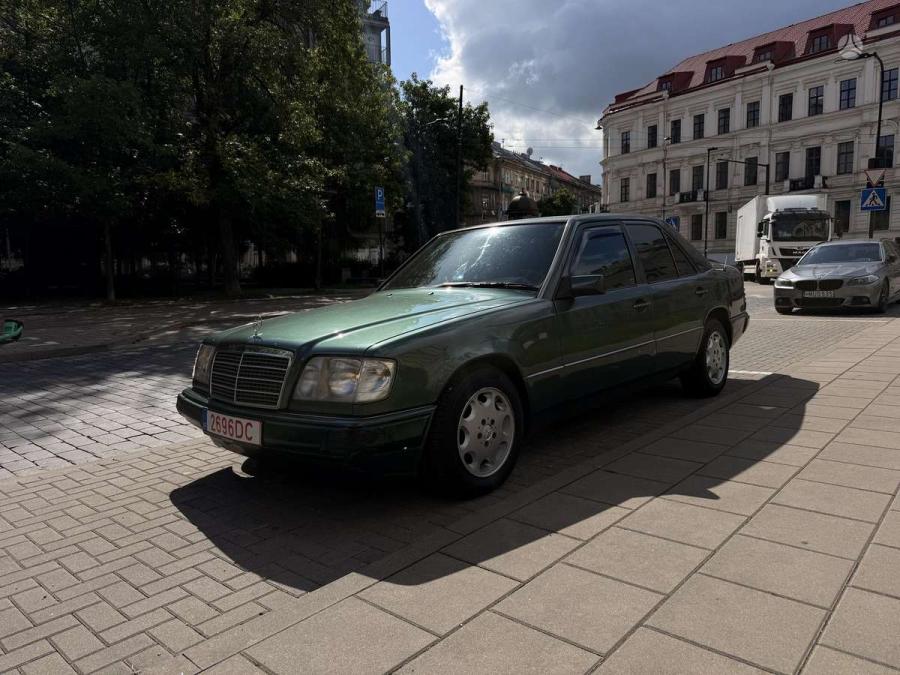 Zaļš Mercedes-Benz E 220 1995 Viļņa, ar dzinēja tilpumu 2.20 L un nobraukumu 289 tūkst. km par 4500 €, foto 3 vietnē AUTOMOTO.COM.LV