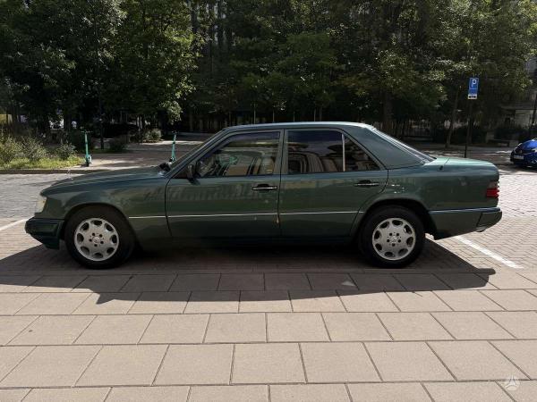 Зеленый Мерседес E 220 1995 в Вильнюс, объемом двигателя 2.20 л и пробегом 289 тыс. км за 4500 €, фото 3 на AUTOMOTO.COM.LV