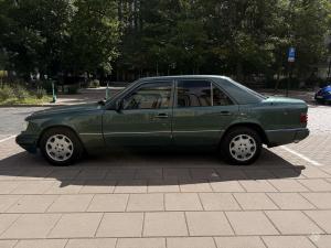 Zaļš Mercedes-Benz E 220 1995 Viļņa, ar dzinēja tilpumu 2.20 L un nobraukumu 289 tūkst. km par 4500 €, foto 4 vietnē AUTOMOTO.COM.LV