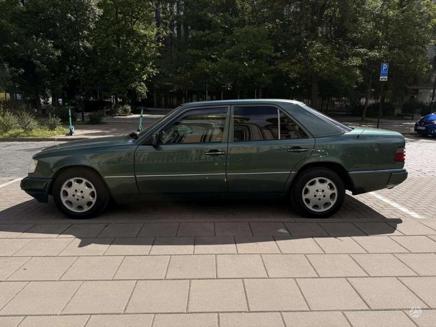 Zaļš Mercedes-Benz E 220 1995 Viļņa, ar dzinēja tilpumu 2.20 L un nobraukumu 289 tūkst. km par 4500 €, foto 4 vietnē AUTOMOTO.COM.LV