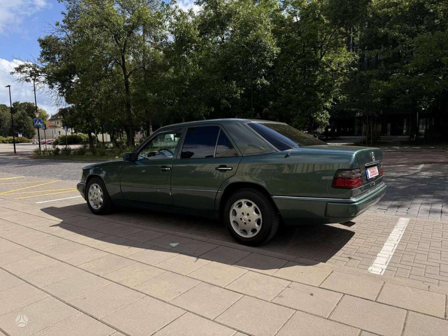 Zaļš Mercedes-Benz E 220 1995 Viļņa, ar dzinēja tilpumu 2.20 L un nobraukumu 289 tūkst. km par 4500 €, foto 5 vietnē AUTOMOTO.COM.LV