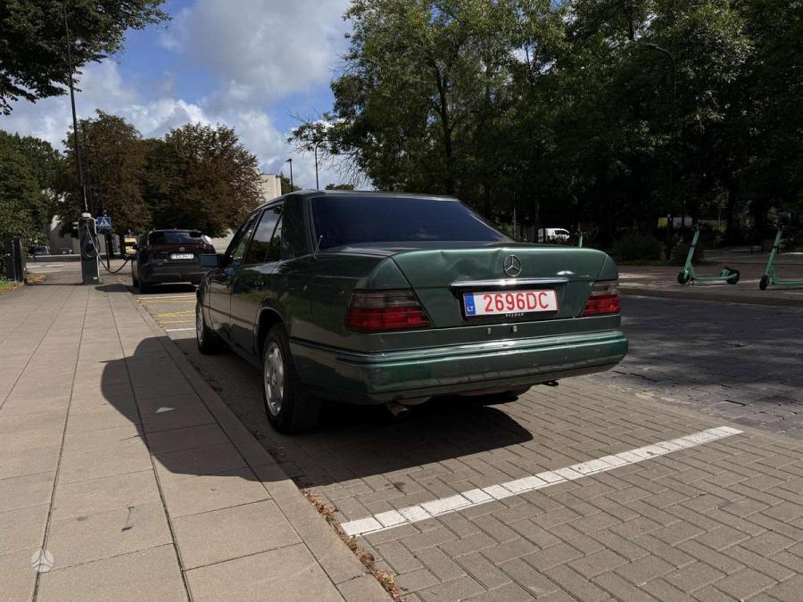Zaļš Mercedes-Benz E 220 1995 Viļņa, ar dzinēja tilpumu 2.20 L un nobraukumu 289 tūkst. km par 4500 €, foto 6 vietnē AUTOMOTO.COM.LV