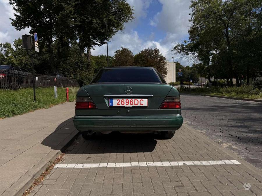 Zaļš Mercedes-Benz E 220 1995 Viļņa, ar dzinēja tilpumu 2.20 L un nobraukumu 289 tūkst. km par 4500 €, foto 7 vietnē AUTOMOTO.COM.LV
