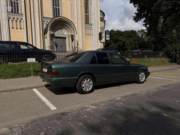 Зеленый Мерседес E 220 1995 в Вильнюс, объемом двигателя 2.20 л и пробегом 289 тыс. км за 4500 €, фото 7 на AUTOMOTO.COM.LV