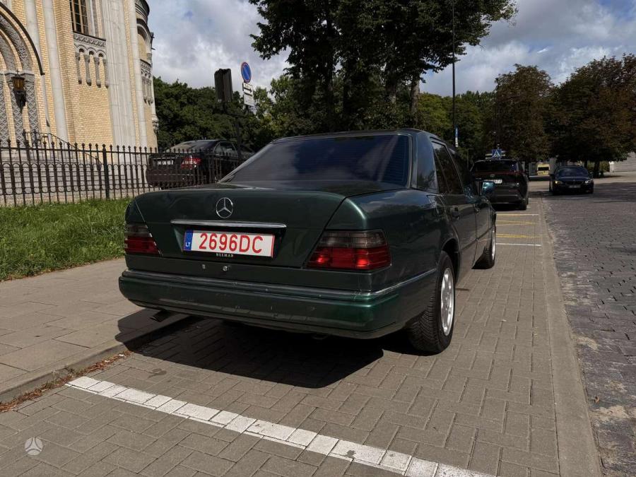 Zaļš Mercedes-Benz E 220 1995 Viļņa, ar dzinēja tilpumu 2.20 L un nobraukumu 289 tūkst. km par 4500 €, foto 9 vietnē AUTOMOTO.COM.LV