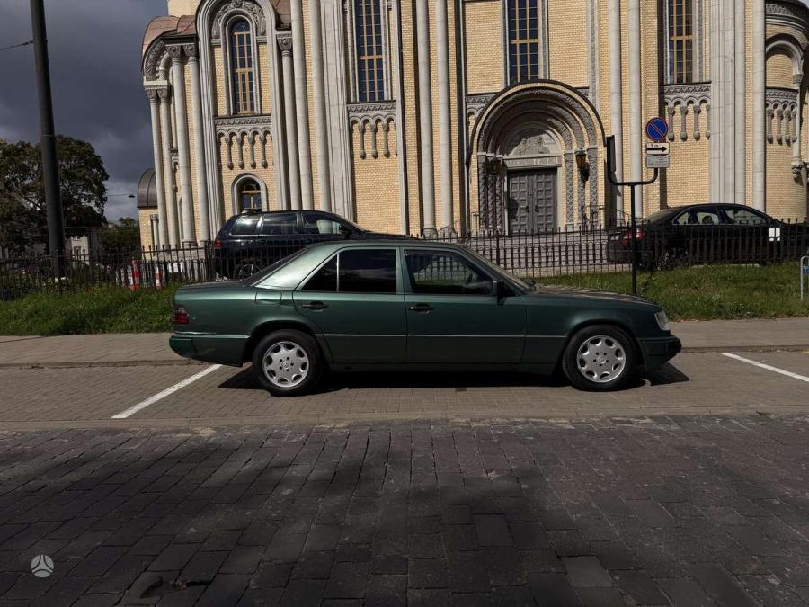 Zaļš Mercedes-Benz E 220 1995 Viļņa, ar dzinēja tilpumu 2.20 L un nobraukumu 289 tūkst. km par 4500 €, foto 10 vietnē AUTOMOTO.COM.LV
